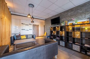 Uma área de estar moderna com um sofá, uma mesa e uma estante.