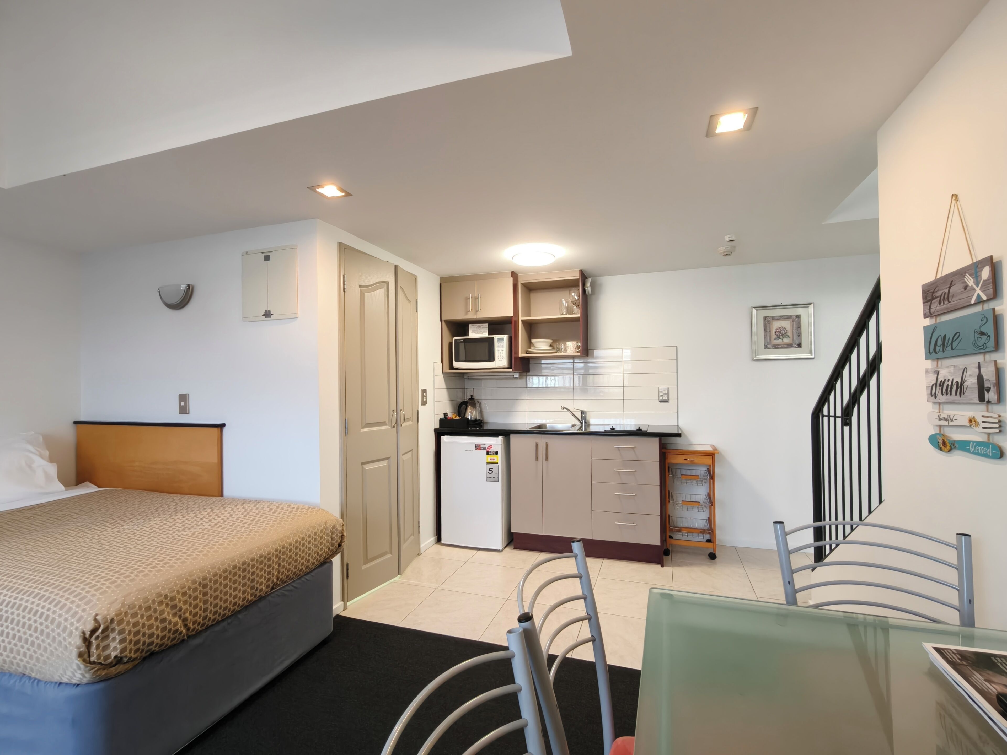 Quarto, 1 quarto, kitchenette (2 Level Apartment  6) | Camas de colchão pillowtop, quartos insonorizados 