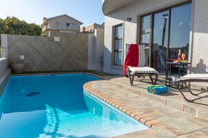 Piscina exterior, espreguiçadeiras