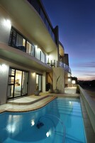 Piscina exterior, espreguiçadeiras
