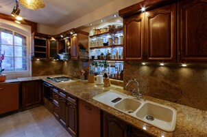 Villa Iris | Cozinha privada | Um frigorífico, um micro-ondas, uma máquina de café expresso 