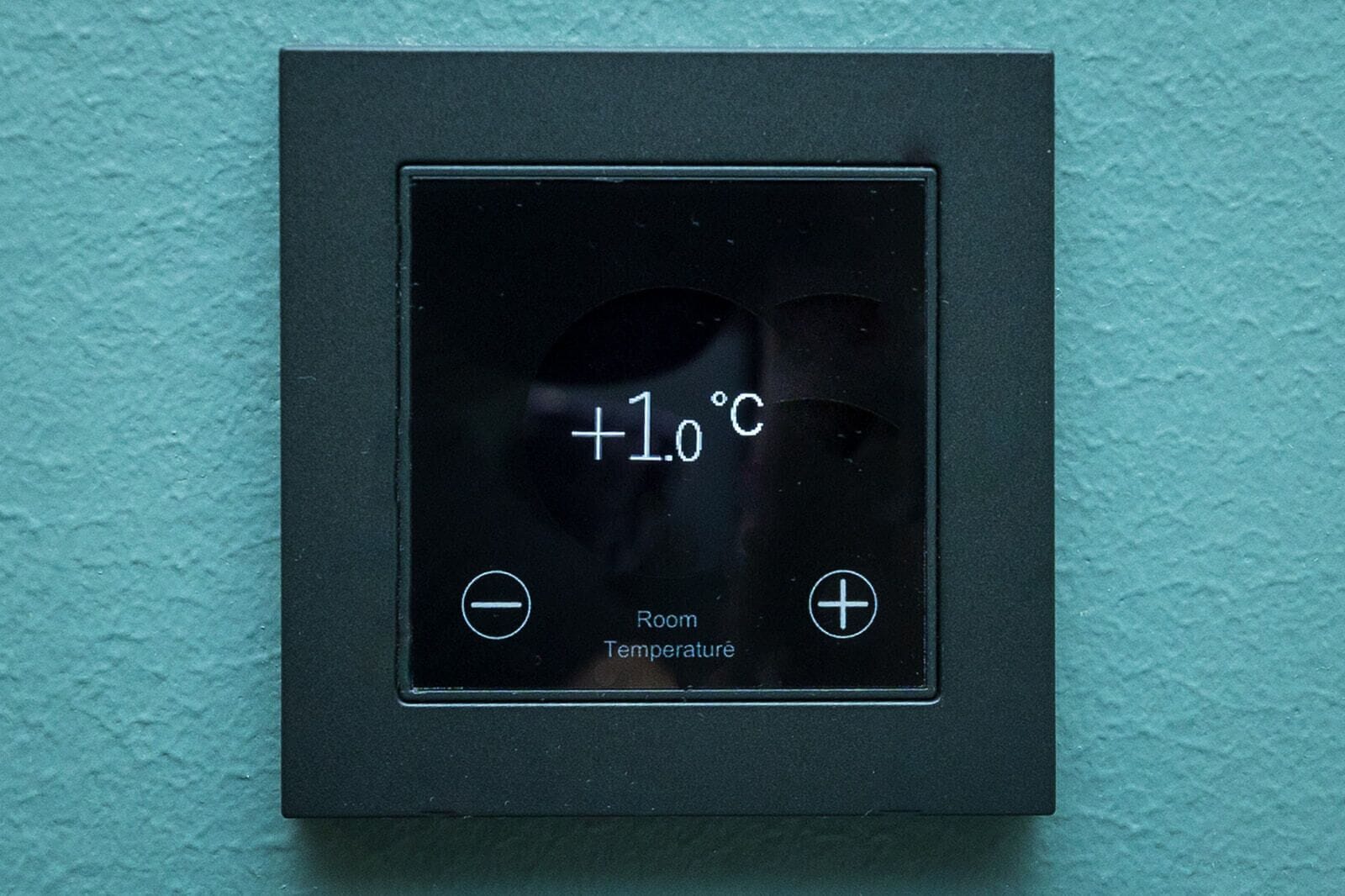 Termostato mostrando uma temperatura ambiente de +1,0°C.