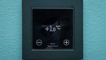Termostato mostrando uma temperatura ambiente de +1,0°C.