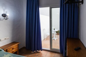 Quarto Duplo, pátio | Minibar, secretária, Wi-fi grátis, roupa de cama fornecida 