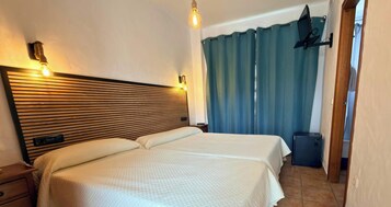 Quarto Duplo Standard (matrimonio + niño) | Minibar, secretária, Wi-fi grátis, roupa de cama fornecida 
