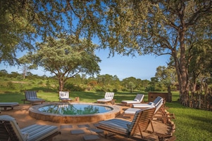 Piscina exterior, espreguiçadeiras