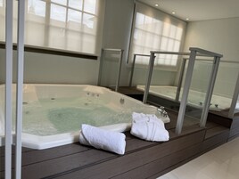 Sauna, banheira de hidromassagem, banho turco, massagens
