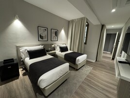Minibar, cofre no quarto, secretária, quartos insonorizados