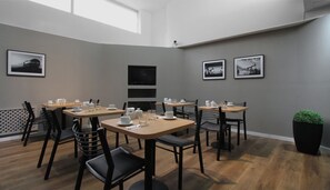 Café da manhã com buffet todos os dias (USD 16 por pessoa) 