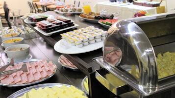 Pequeno-almoço tipo buffet diário (16 USD por pessoa)