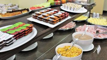 Café da manhã com buffet grátis todos os dias