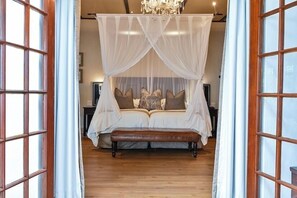 Quarto de Luxo | Roupa de alta qualidade, edredões de penas, camas de colchão pillowtop 