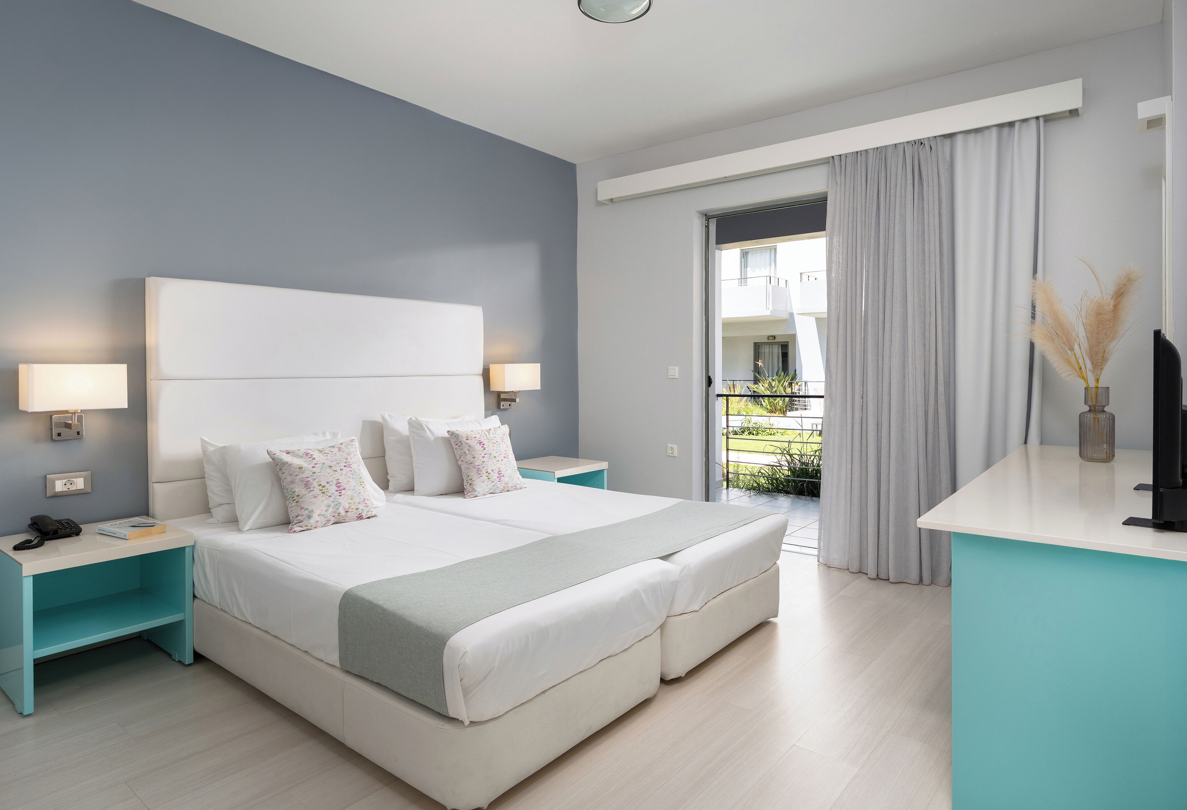Apartamento, 1 quarto, vista para a piscina | Cofres nos quartos, individualmente decorados, escrivaninha