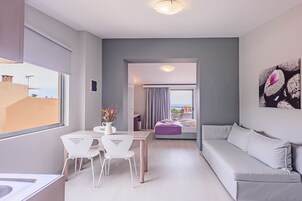 Estúdio superior, vista para o mar | Cofres nos quartos, individualmente decorados, escrivaninha