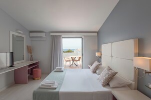 Estúdio Superior, vista para o mar | Cofre no quarto, com decoração personalizada, secretária 