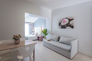 Estúdio Superior, vista para o mar | Cofre no quarto, com decoração personalizada, secretária 
