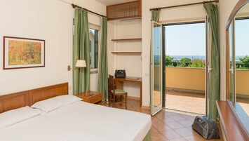 Camera Superior Family Vista Mare | Secretária, Wi-fi grátis, roupa de cama fornecida