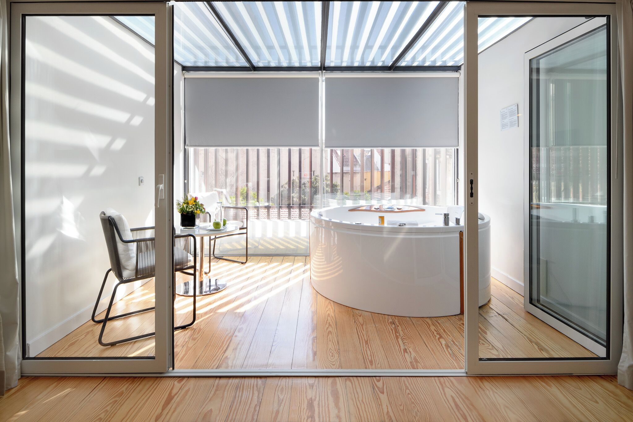 Suite Spa | Minibar, cofre com capacidade para portátil, secretária 