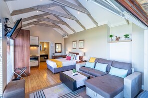 Luxury Studio Suite 4 - Sea Facing | Cofre no quarto, com decoração personalizada 