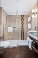 Quarto, 1 cama queen-size | Casa de banho | Artigos de higiene pessoal grátis, um secador de cabelo