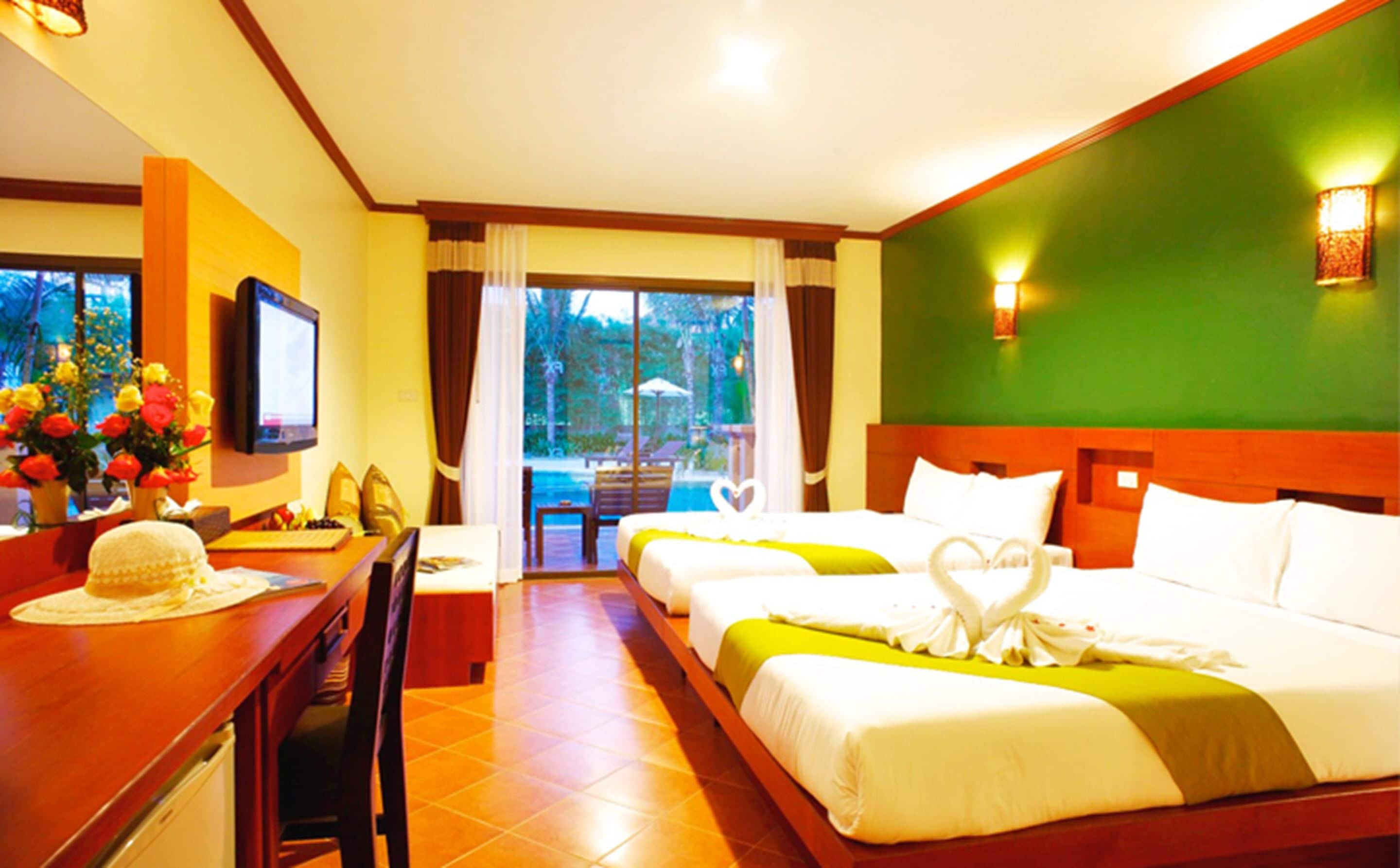 Quarto luxo, acesso à piscina, no pátio | Edredons de pluma, cofres nos quartos, escrivaninha, cortinas blackout