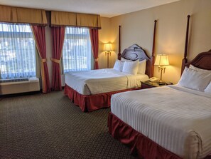 Cofres nos quartos, escrivaninha, ferros/tábuas de passar roupa