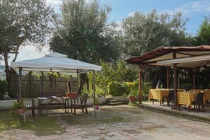 Almoços, jantares servidos, cozinha italiana, com vista para o jardim 