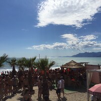 Praia particular, espreguiçadeiras, guarda-sóis, bar na praia 