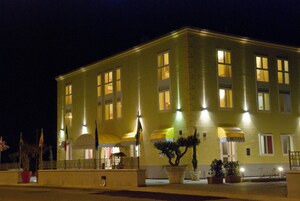 Fachada do alojamento (tarde/noite)