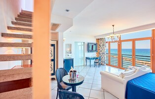 Suíte, terraço, vista para o mar | Frigobar, cofres nos quartos, individualmente decorados