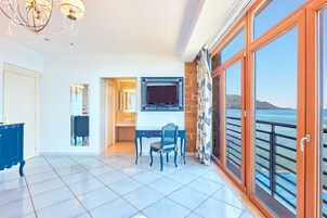 Suíte, terraço, vista para o mar | Frigobar, cofres nos quartos, individualmente decorados