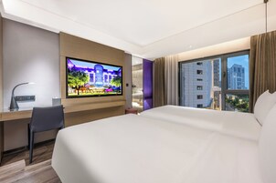 Quarto Deluxe, 2 camas individuais | Edredões de penas, secretária, cortinas/cortinados opacos 