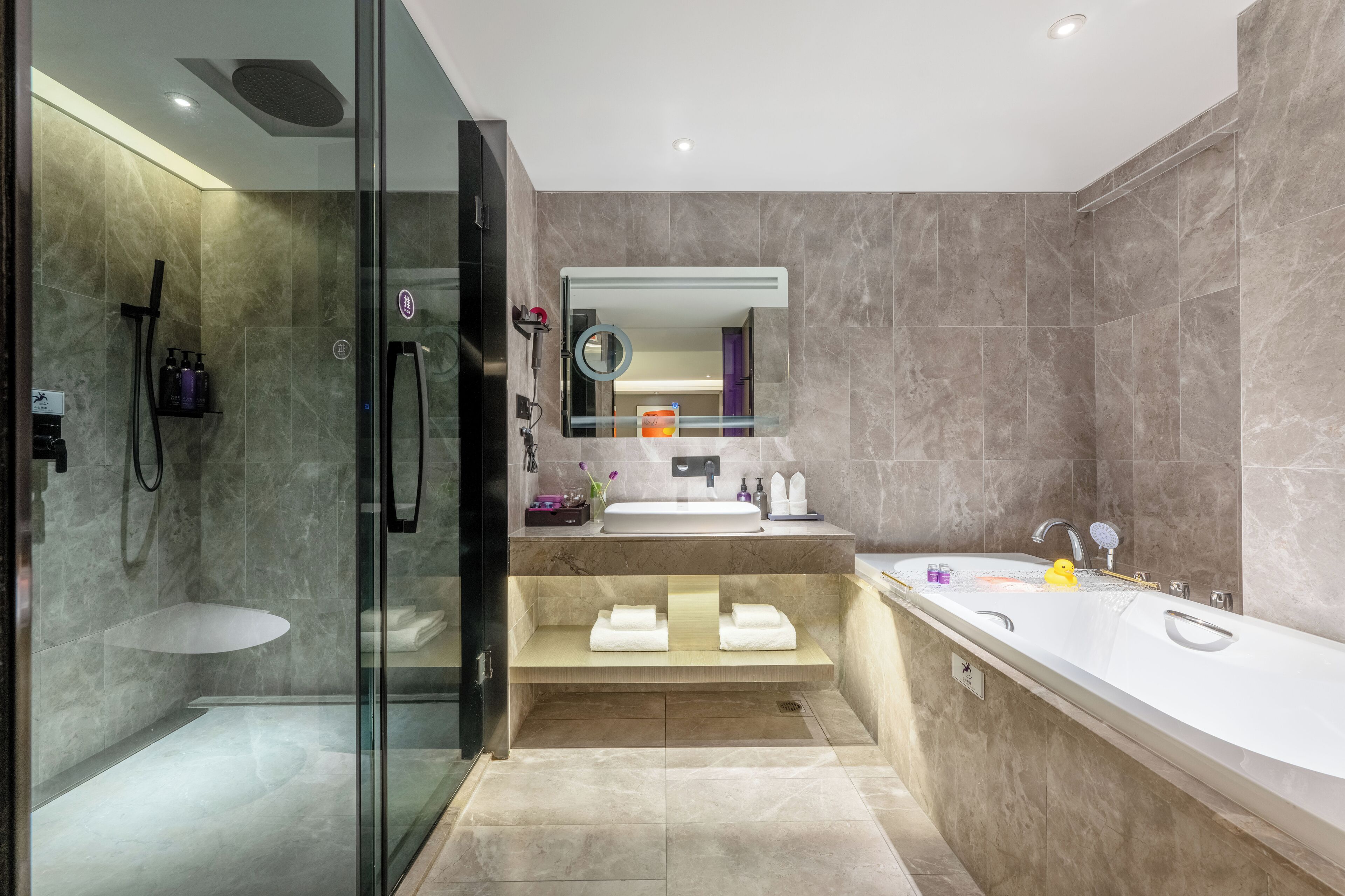 Suíte luxo, 1 cama King | Banheiro | Chuveiro, produtos de toalete grátis
