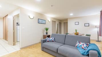 Apartamento Familiar, 2 quartos | Sala de estar | TV de ecrã plano