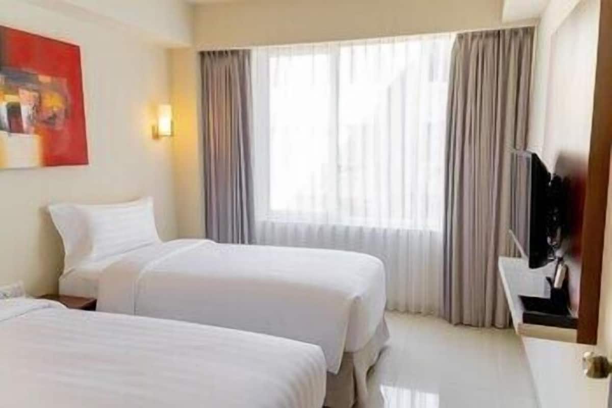 Roupas de cama premium, camas com colchões pillow-top, frigobar