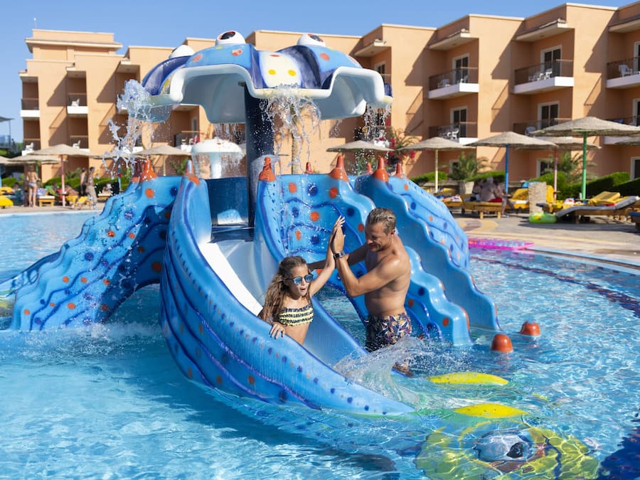 4 piscinas exteriores, guarda-sóis, espreguiçadeiras