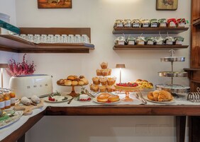 Café da manhã com buffet grátis todos os dias