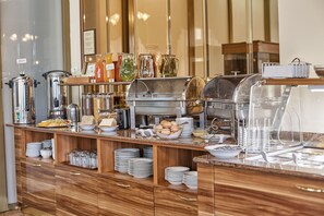 Pequeno-almoço tipo buffet diário mediante uma taxa 