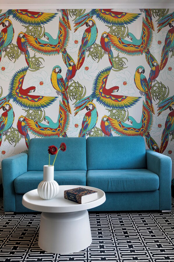 Suíte estúdio júnior | Frigobar, cofres nos quartos, individualmente decorados, escrivaninha