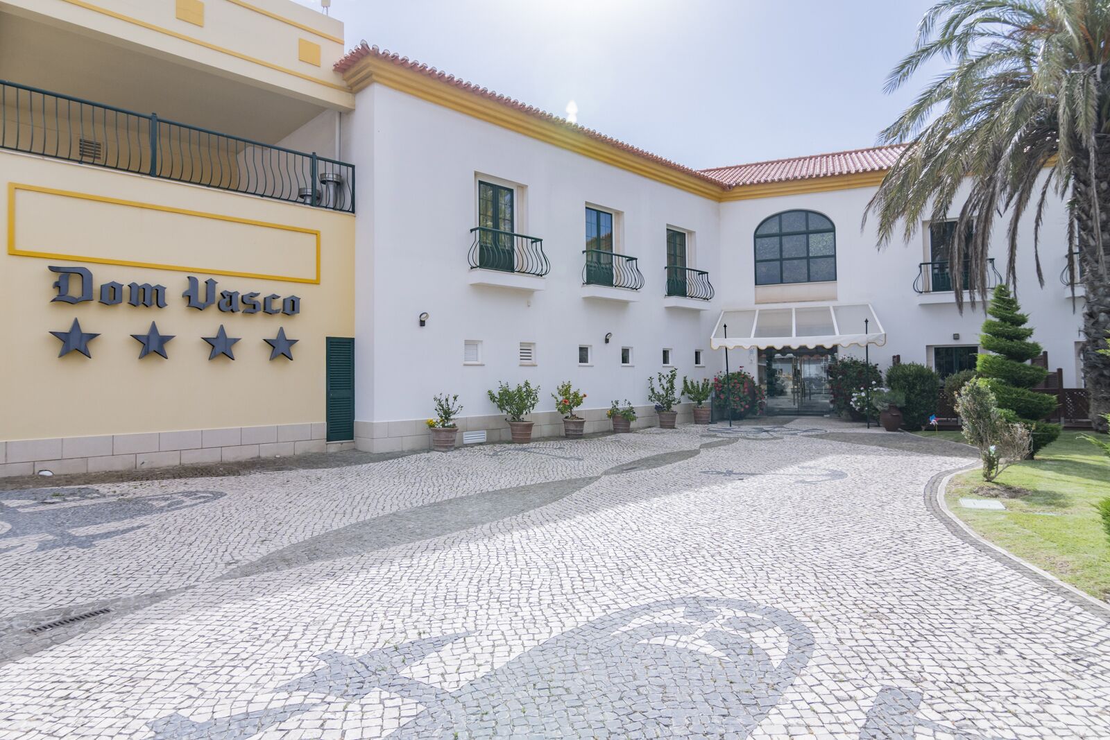 Um edifício com uma placa indicando 