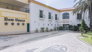 Um edifício com uma placa indicando