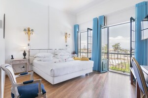 Frigobar, cofres nos quartos, escrivaninha