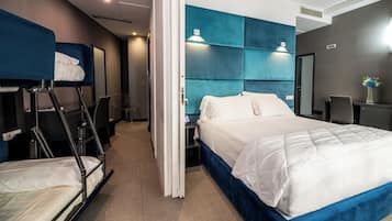 Quarto Familiar, 2 quartos | Roupa de alta qualidade, edredões de penas, minibar