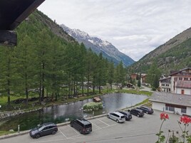 Quarto Individual Standard, vista para a montanha | Sala de estar | TV de ecrã plano 