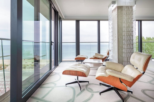 Apartamento grand, vista para o mar | Área de estar | TV de tela plana