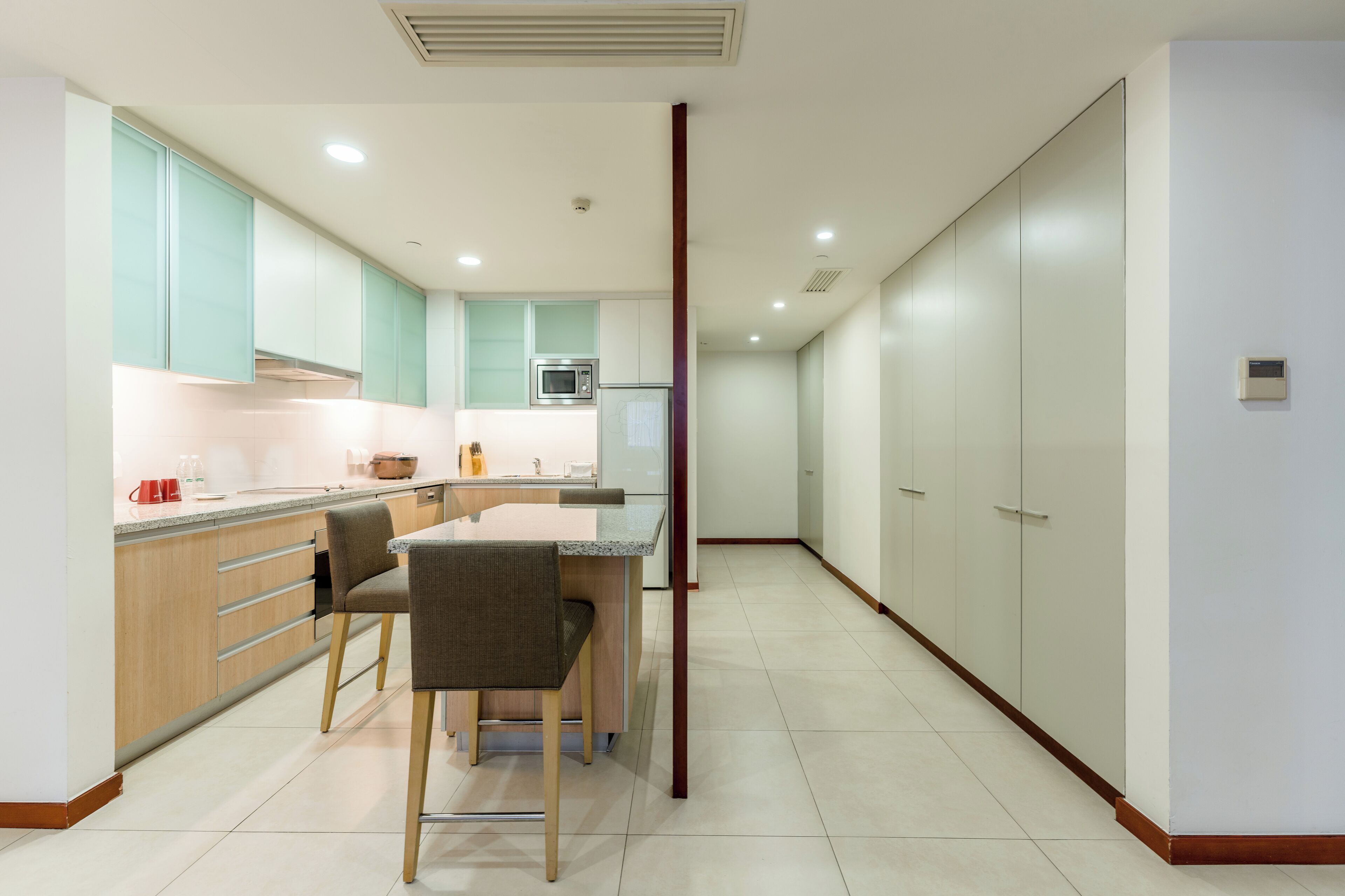 Quarto Executivo | Cozinha privada | Um frigorífico, um micro-ondas, uma máquina de lavar louça 