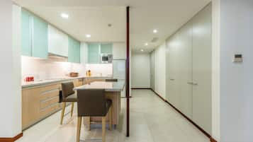 Quarto Executivo | Cozinha privada | Um frigorífico, um micro-ondas, uma máquina de lavar louça
