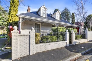 Casa, 3 quartos | Roupas de cama premium, ferros/tábuas de passar roupa, Wi-Fi de cortesia