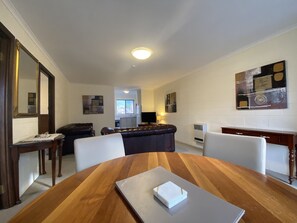 Apartamento standard, 2 quartos | Roupas de cama premium, ferros/tábuas de passar roupa, Wi-Fi de cortesia