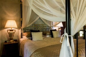 Suite de Luxo, 1 cama king-size, lareira, junto ao jardim | Com decoração personalizada, com mobília individualizada, secretária 